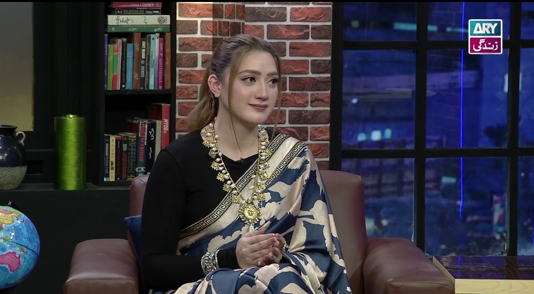 Momina Iqbal’s Perspective on Negative Roles | Reviewit.pk