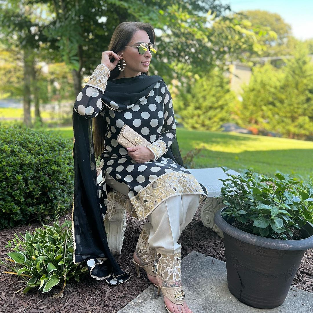 Reema Khan's Pictures And Poetry Impress Fans | Reviewit.pk