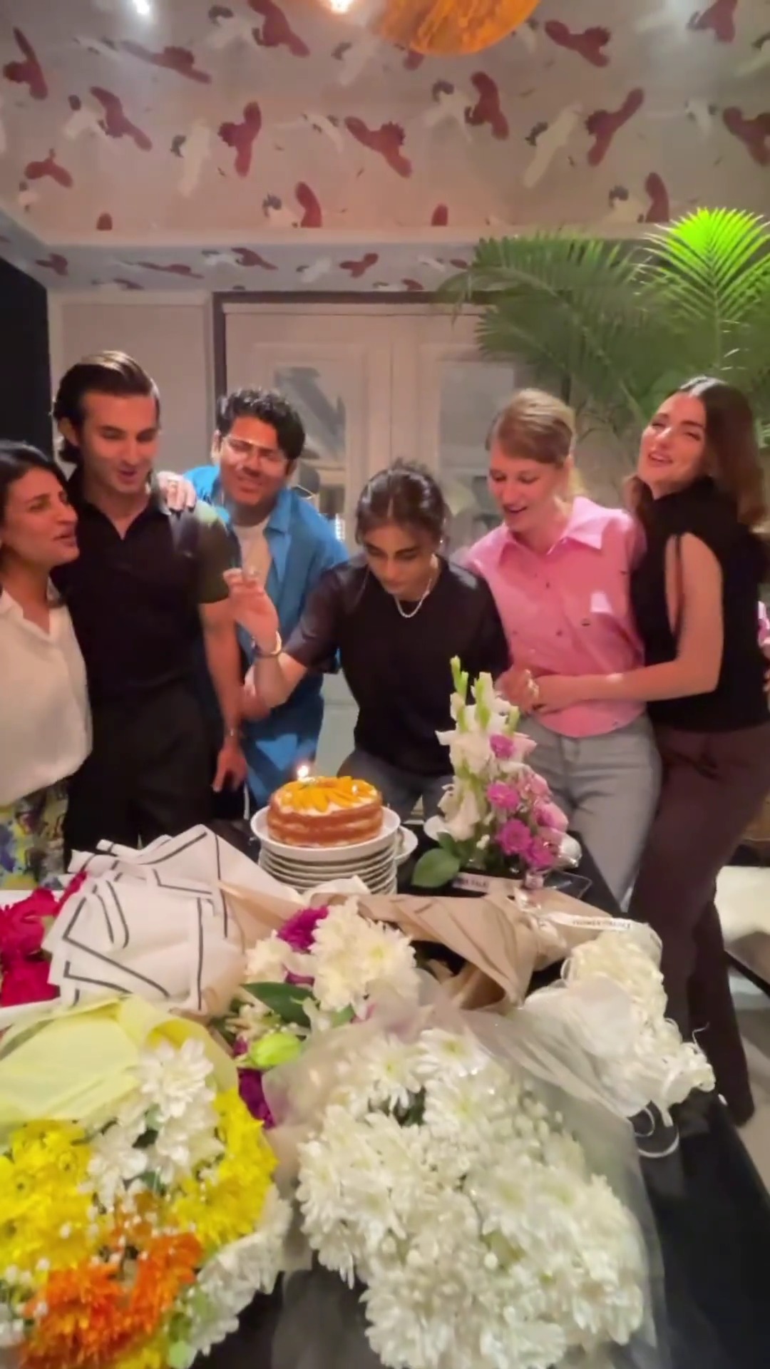 Sadaf Kanwal's Birthday Bash With Friends | Reviewit.pk