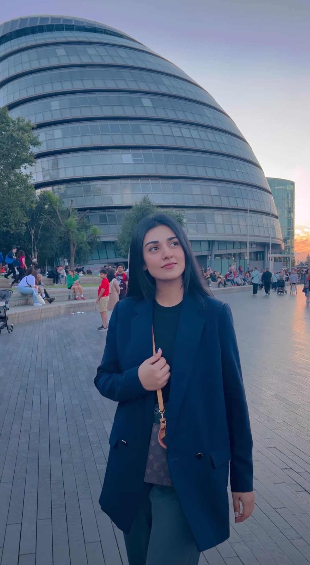 Sarah Khan's New Alluring Photos From London | Reviewit.pk