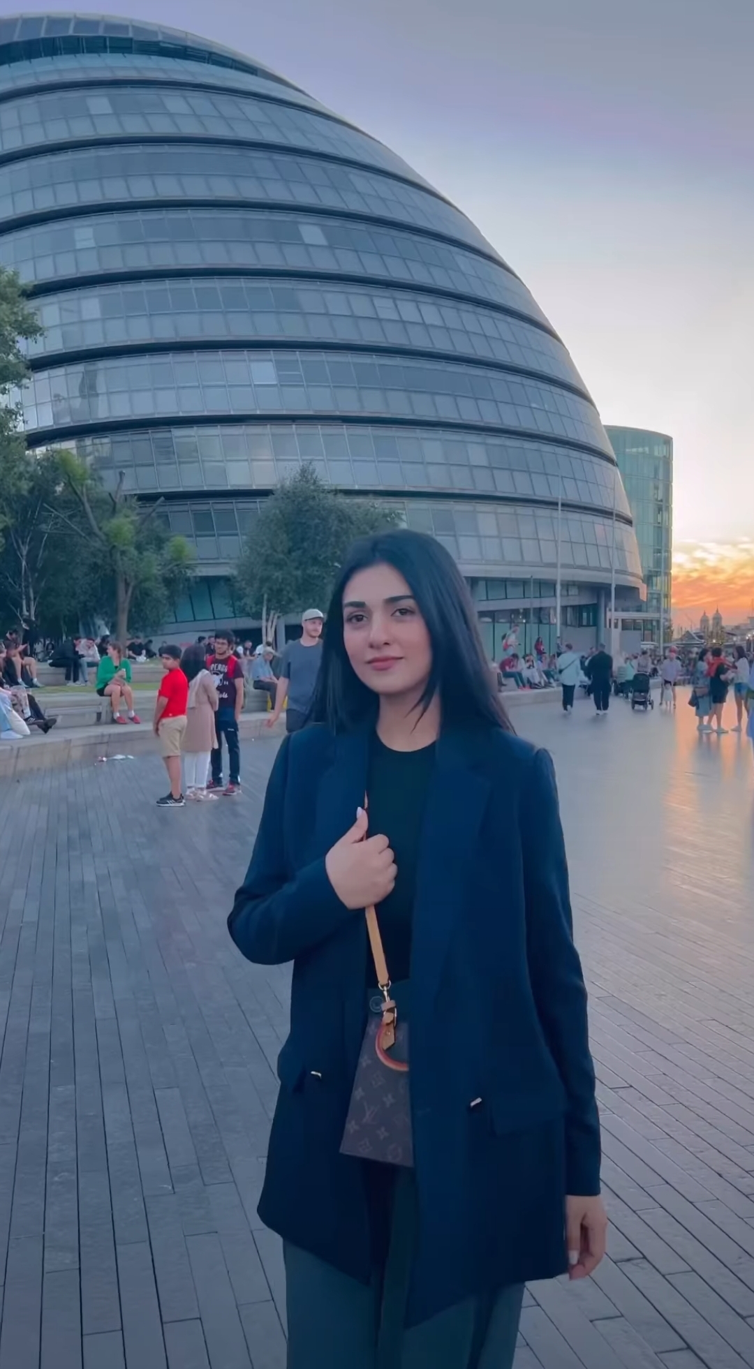 Sarah Khan's New Alluring Photos From London | Reviewit.pk