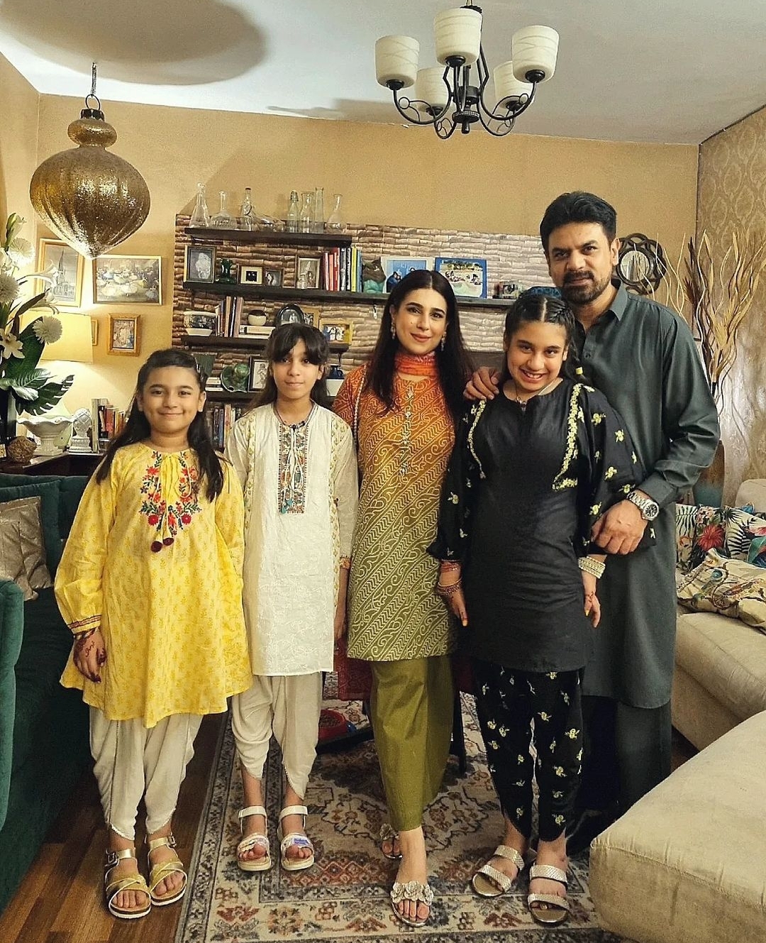 Vasay Chaudhry Family Pictures from Beach | Reviewit.pk