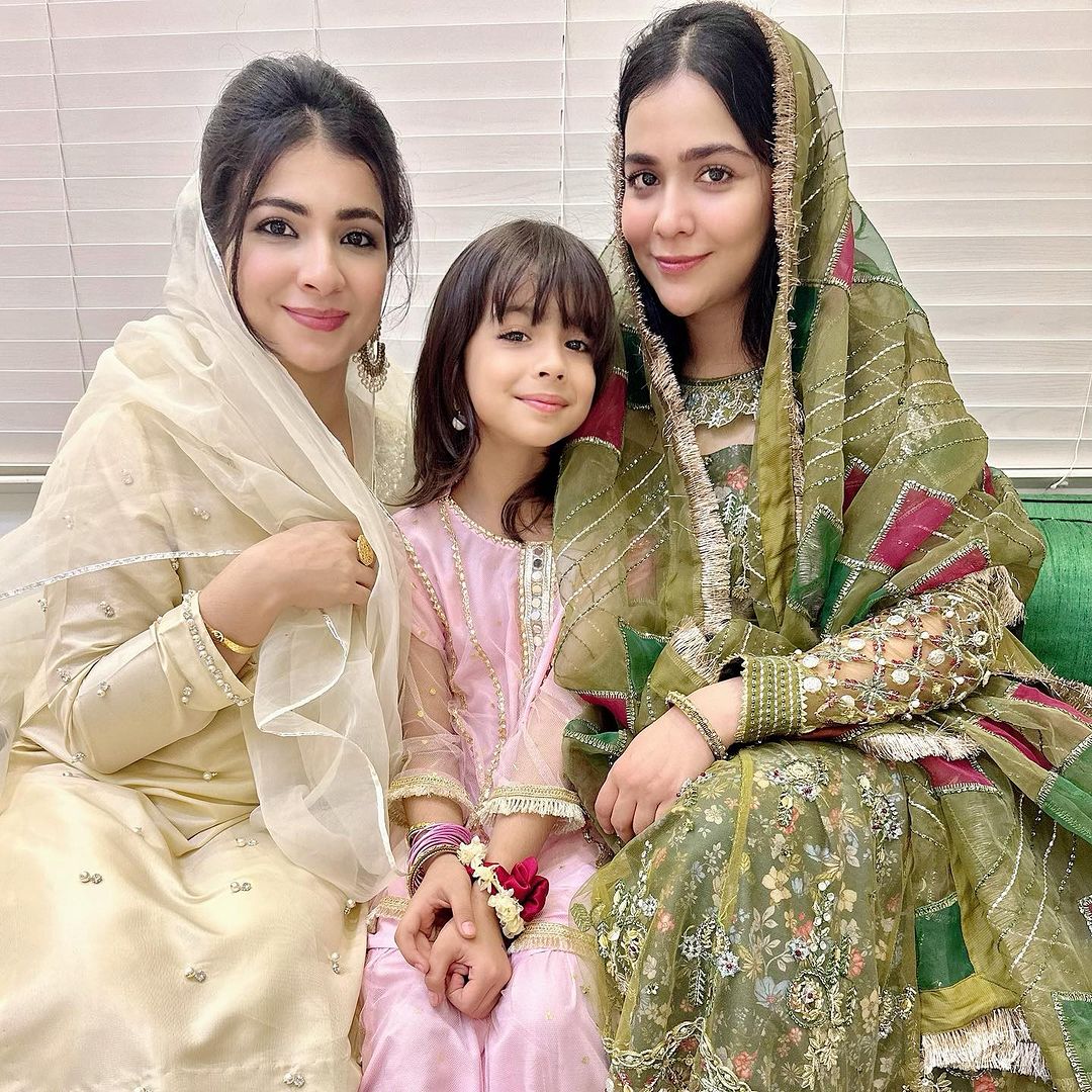 Adorable New Pictures Of Humaima Malick With Sister Dua Malik | Reviewit.pk