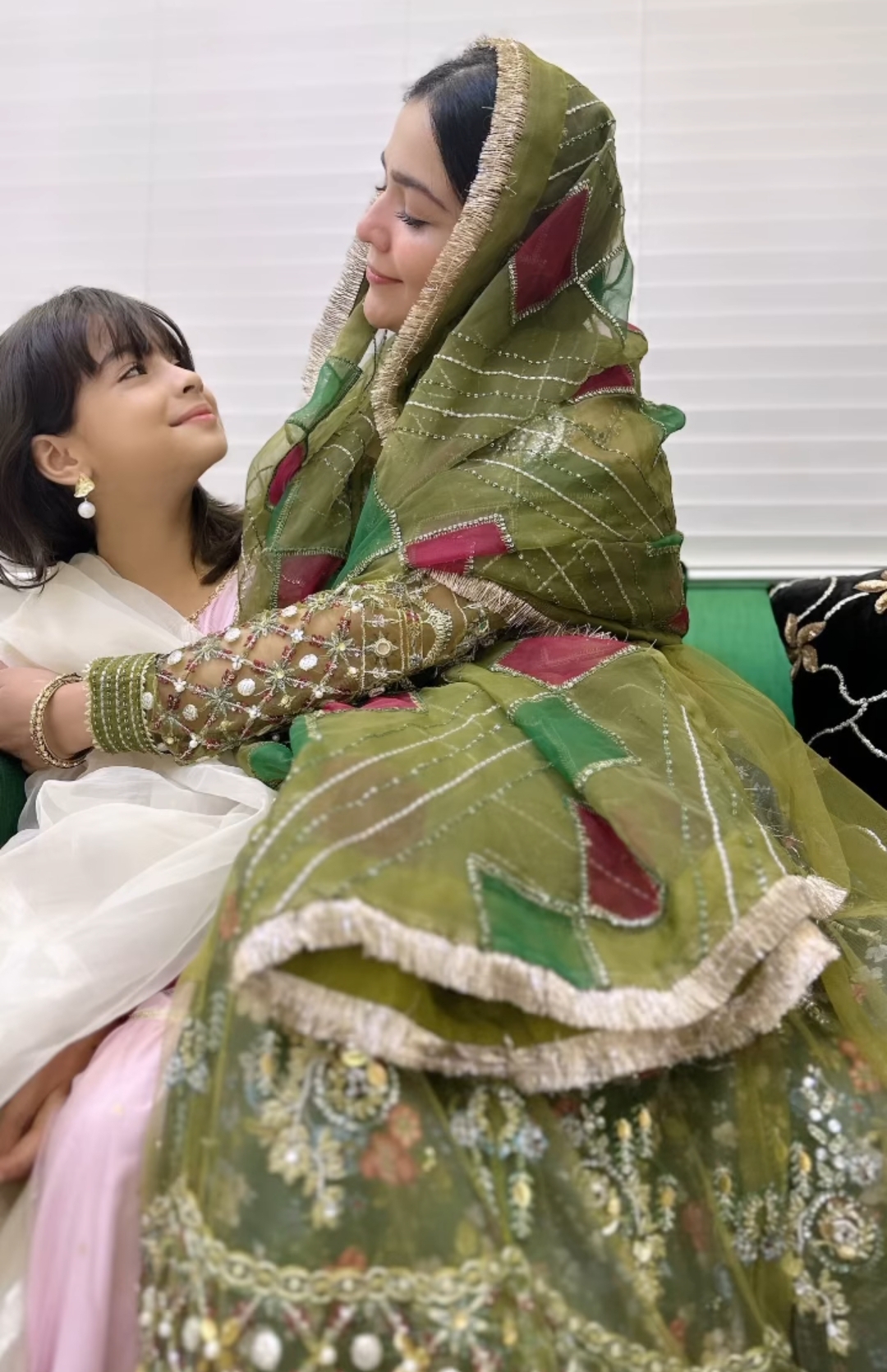 Adorable New Pictures Of Humaima Malick With Sister Dua Malik | Reviewit.pk