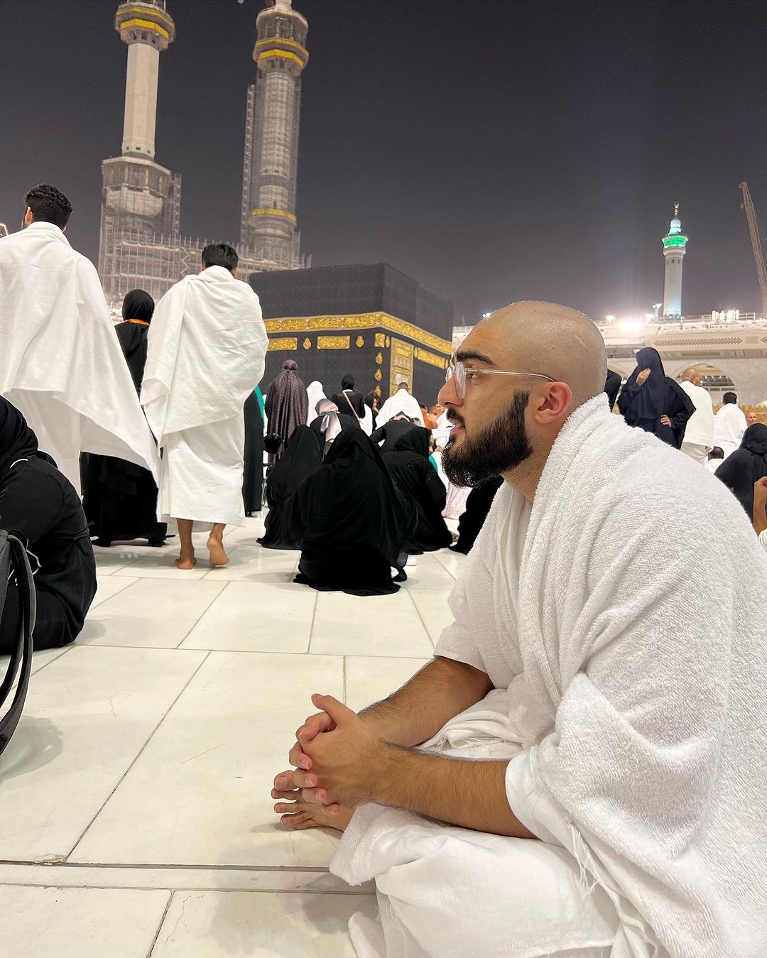 Heartwarming Video Of Junaid Jamshed Son From Madina Goes Viral ...