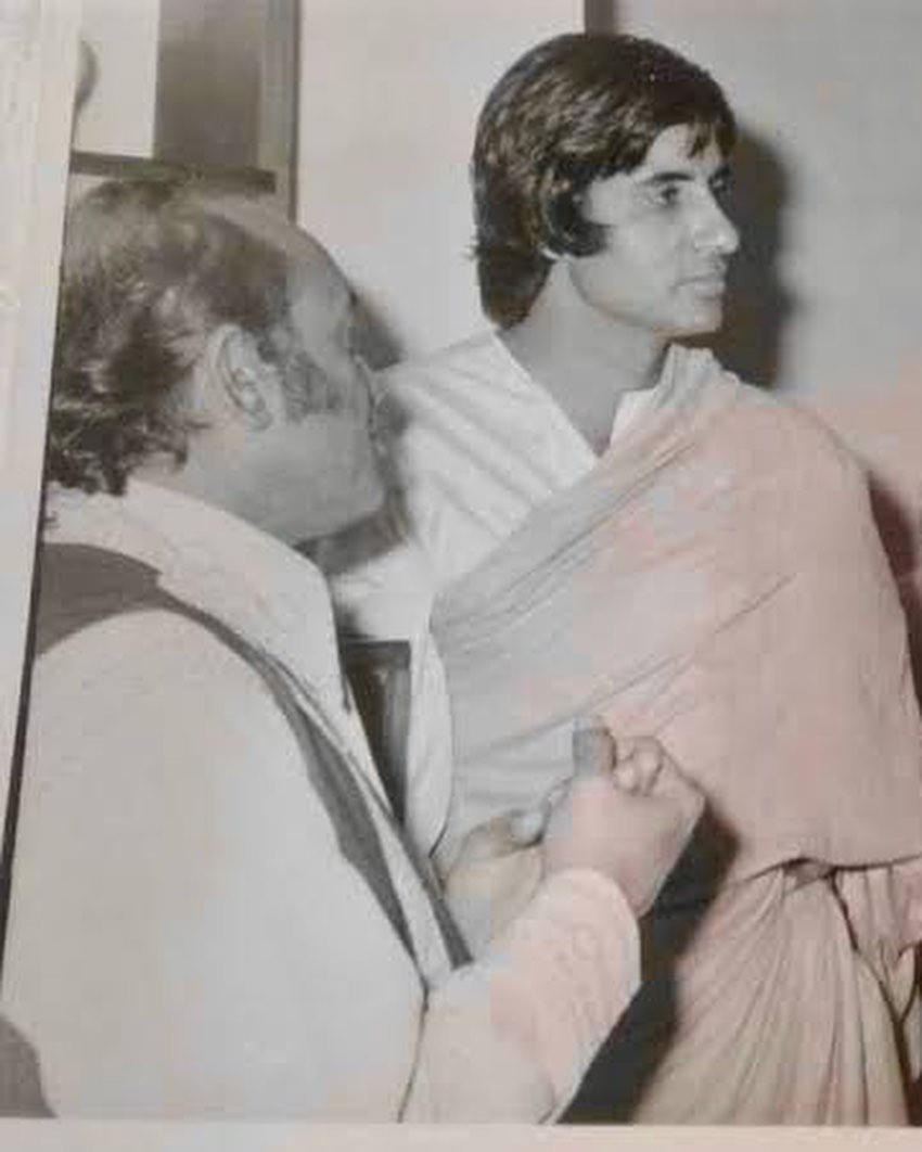 Music Legend Mehdi Hassan's Neglected Grave Upsets Fans | Reviewit.pk