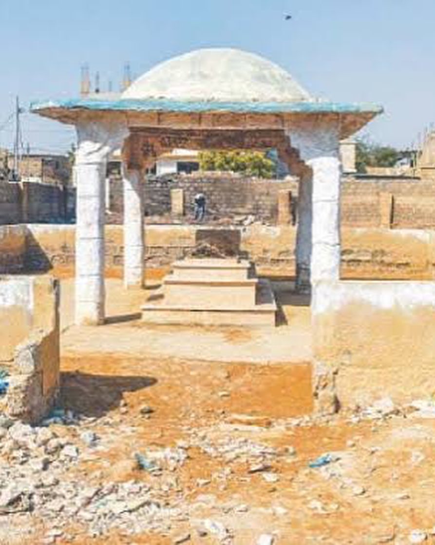 Music Legend Mehdi Hassan's Neglected Grave Upsets Fans | Reviewit.pk