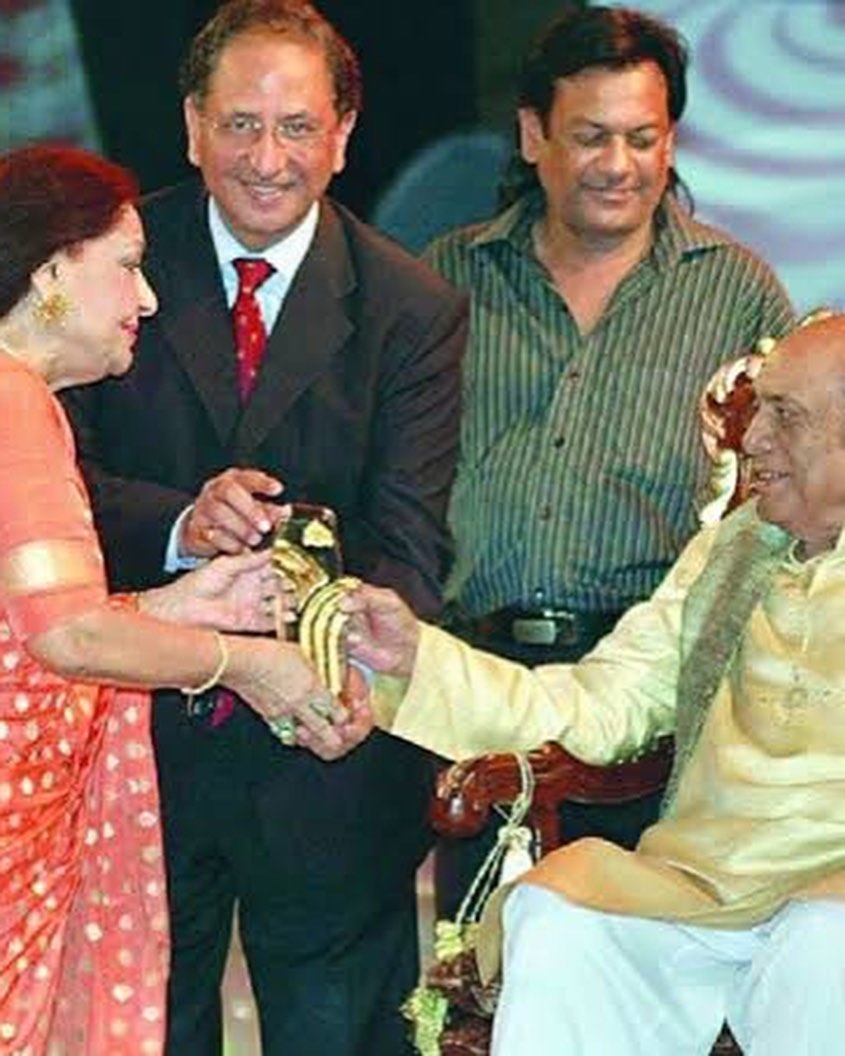 Music Legend Mehdi Hassan's Neglected Grave Upsets Fans | Reviewit.pk