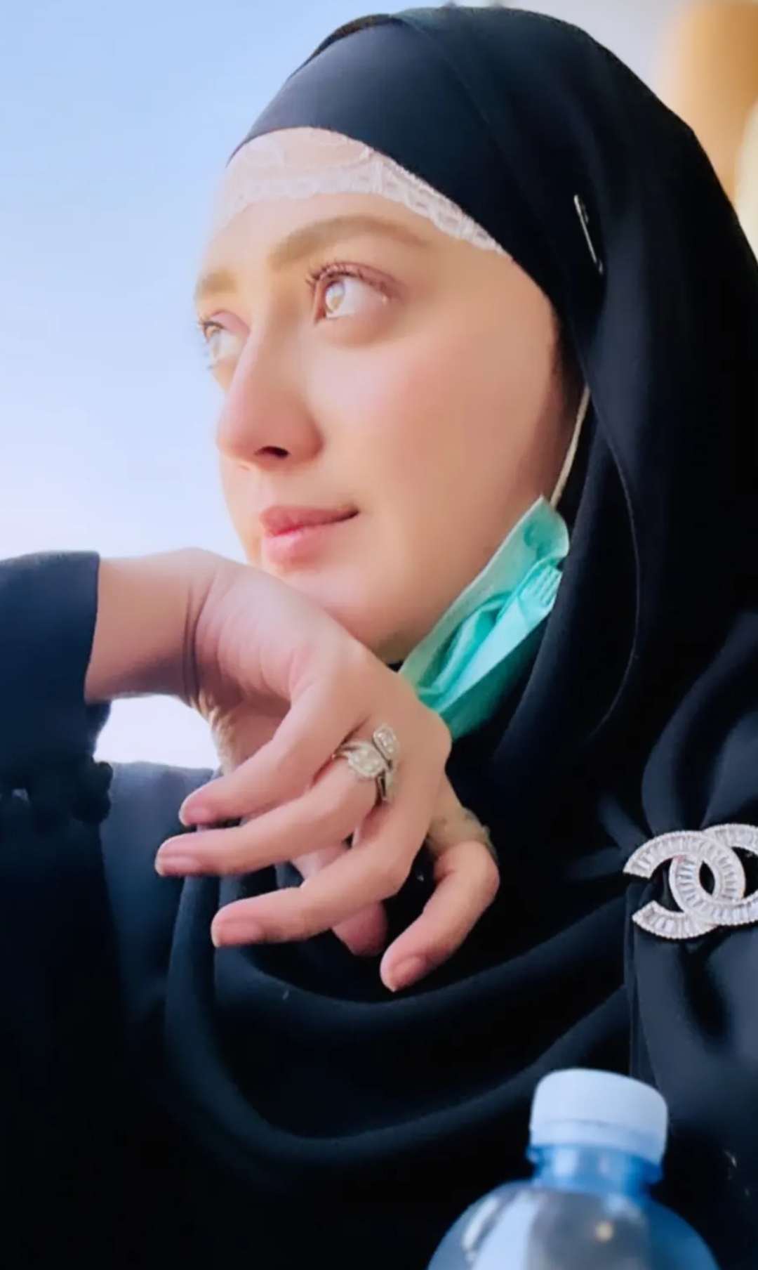 Momina Iqbal Pictures from Her Umrah Journey | Reviewit.pk