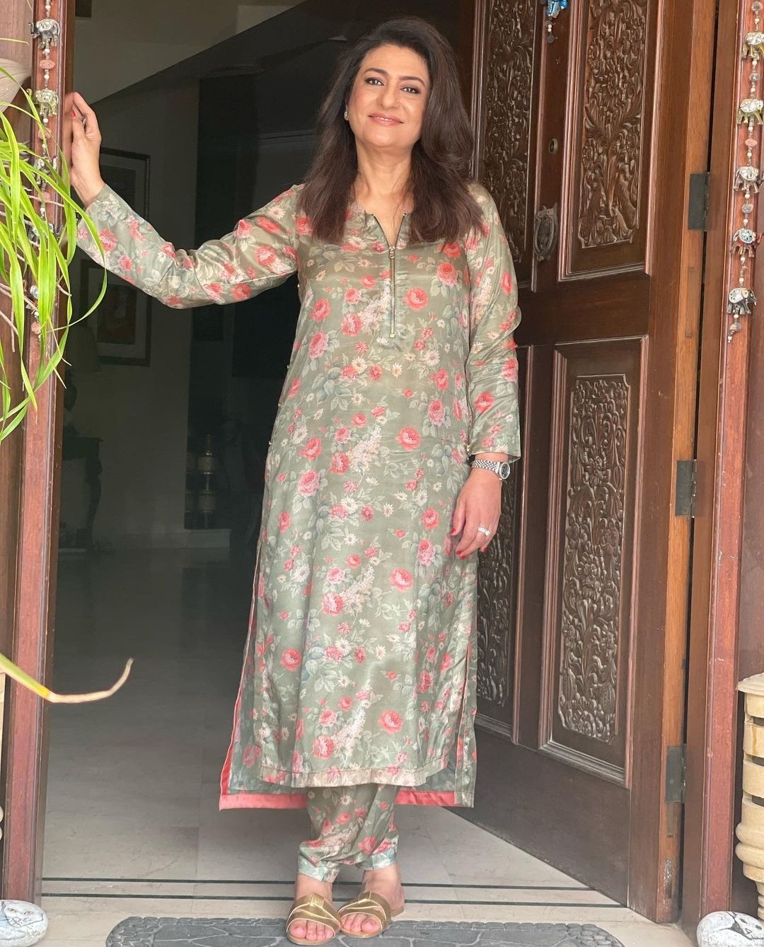 Fans Stunned To See Saba Hamid's Youthful Transformation | Reviewit.pk