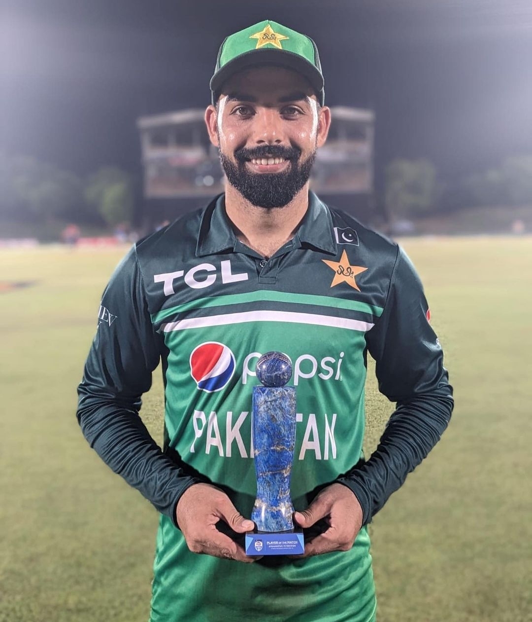 Indian Actress's Fondness for Shadab Khan | Reviewit.pk