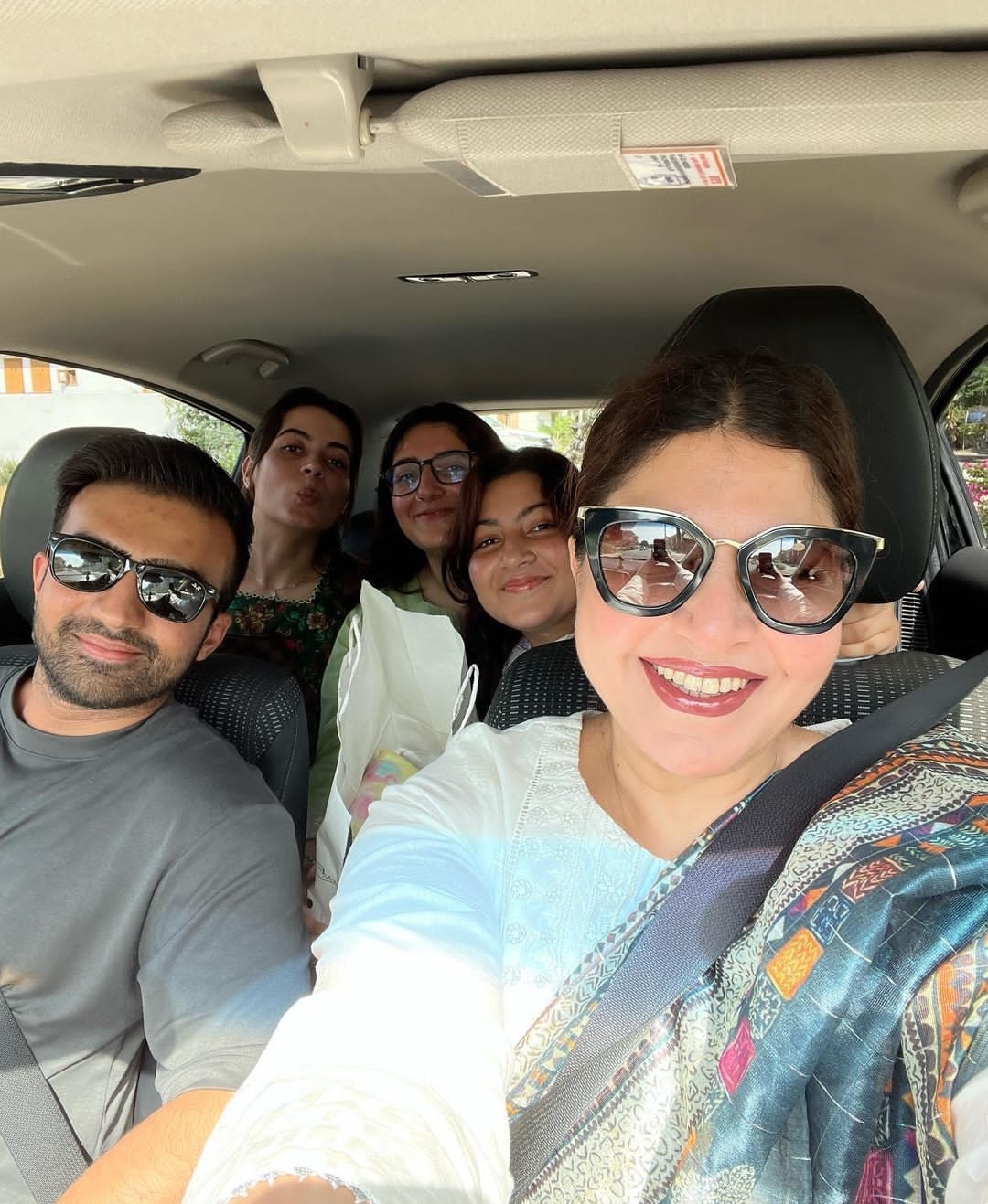 Shagufta Ejaz Beautiful Pictures With Family & Friends | Reviewit.pk