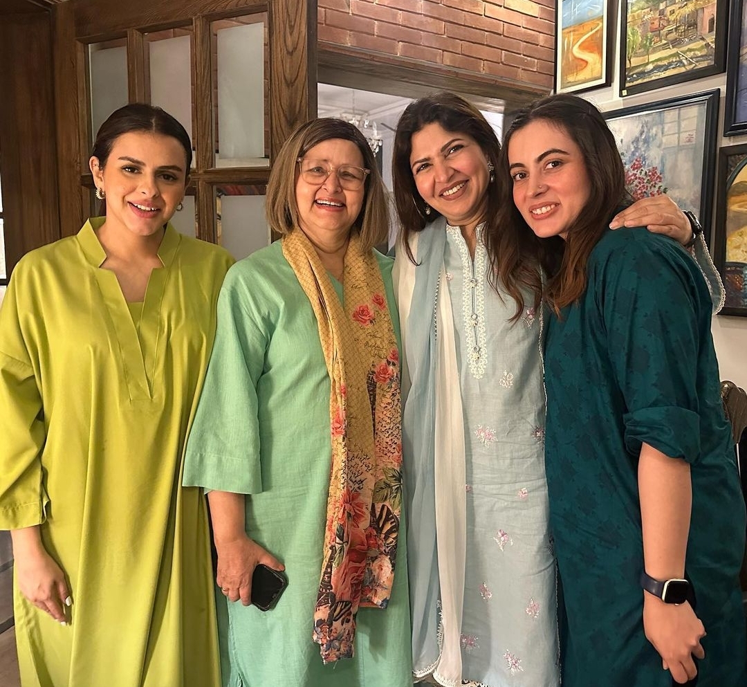 Shagufta Ejaz Beautiful Pictures With Family & Friends | Reviewit.pk