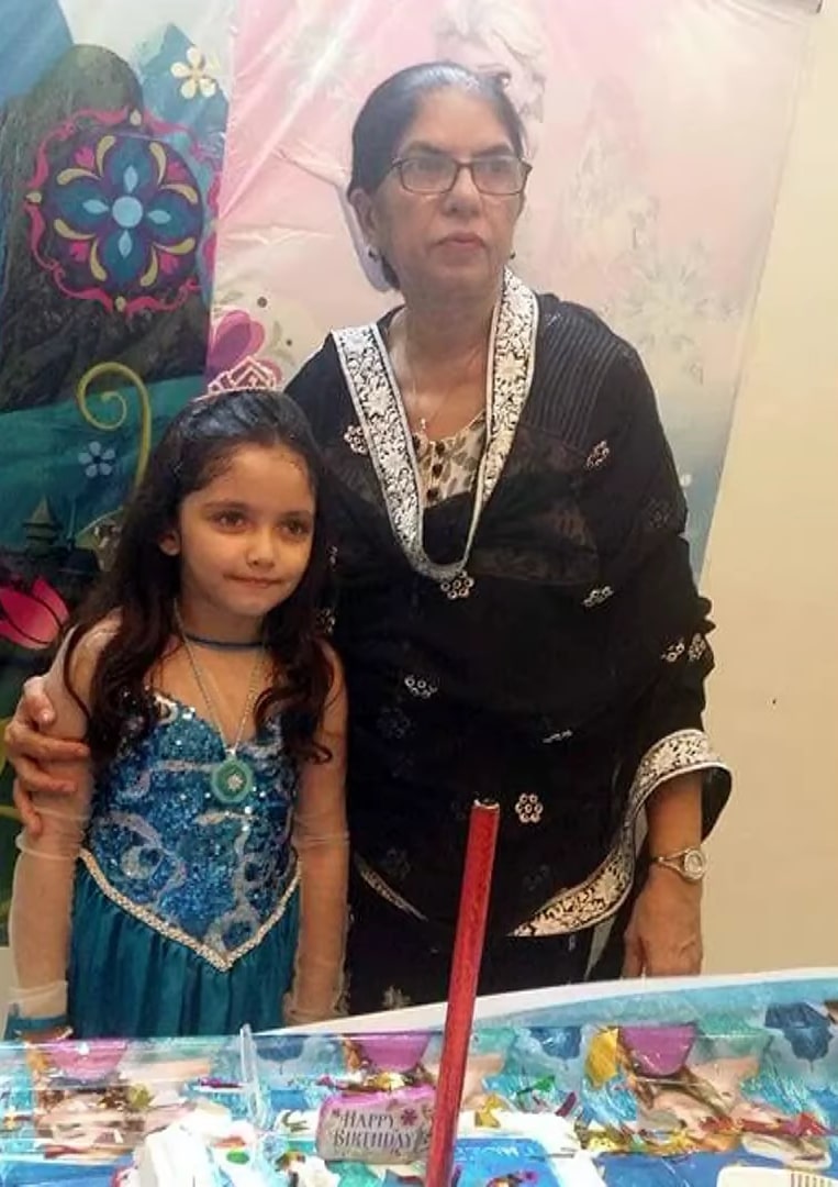 Mayi Ri's Aina Asif Childhood Pictures | Reviewit.pk