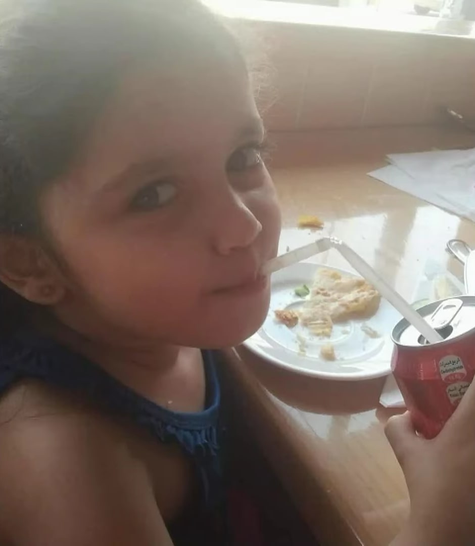 Mayi Ri's Aina Asif Childhood Pictures | Reviewit.pk
