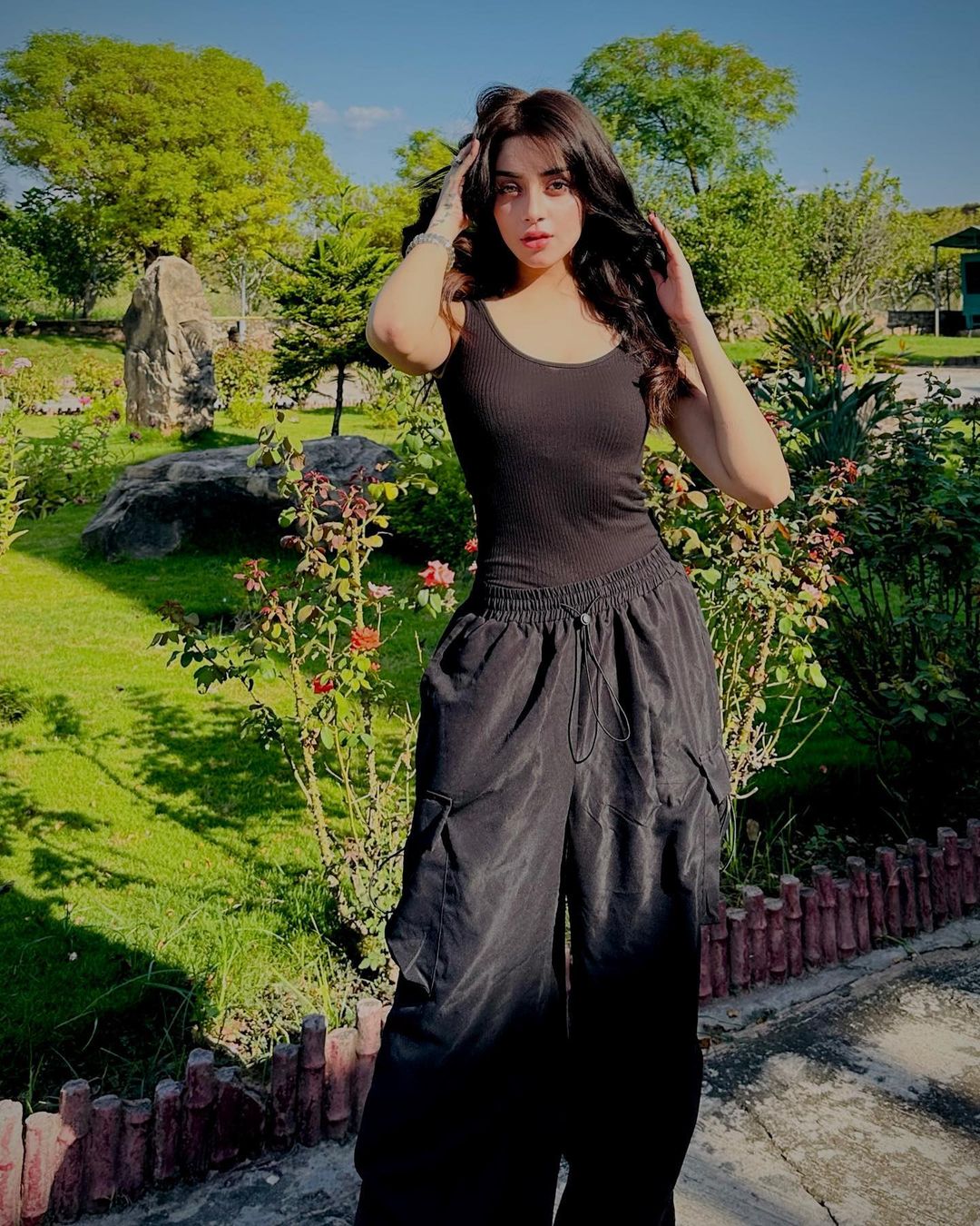 Alizeh Shah's Bold Look Gets Criticism | Reviewit.pk