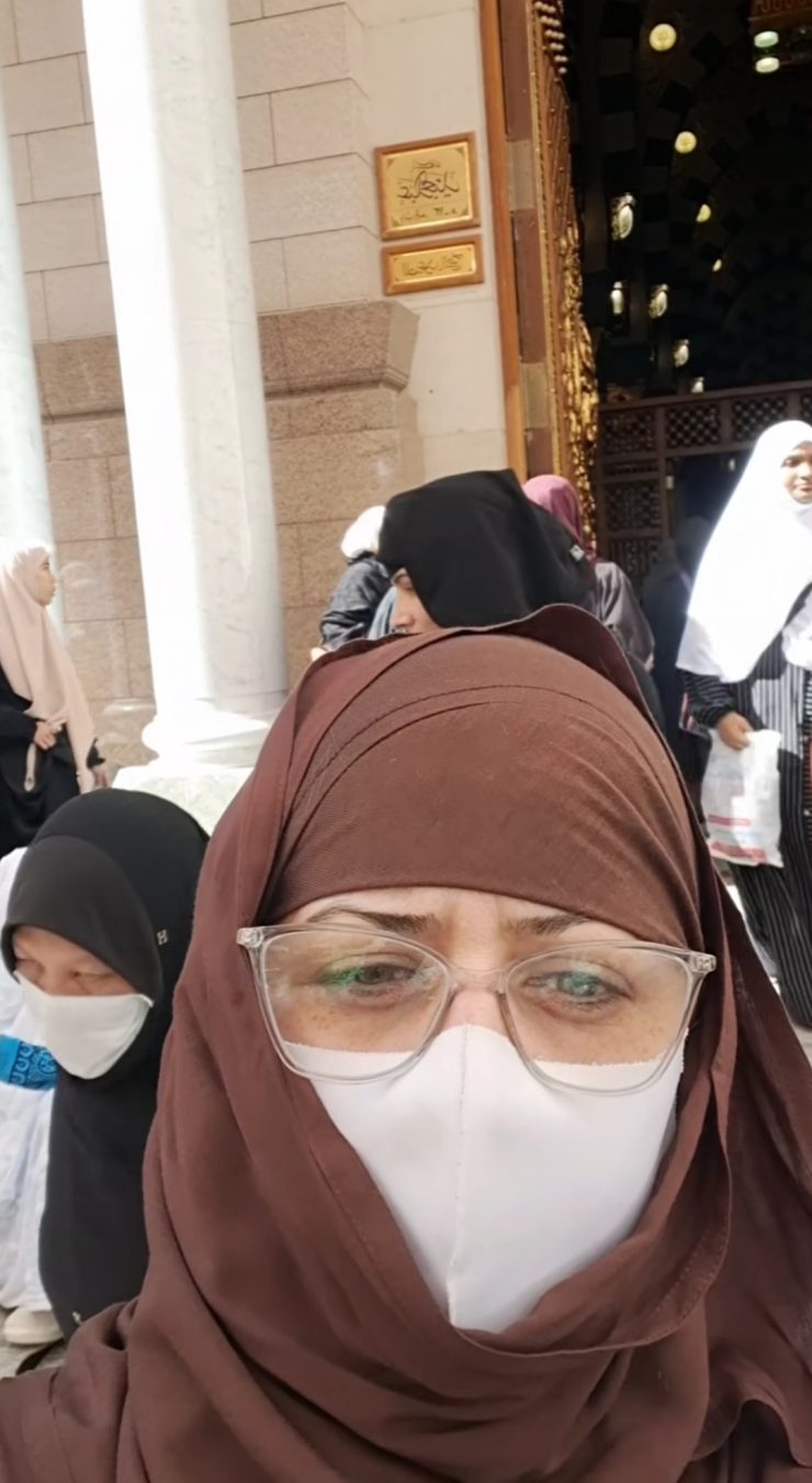 Pakistani Celebrities Who Performed Umrah And Hajj In 2023 | Reviewit.pk