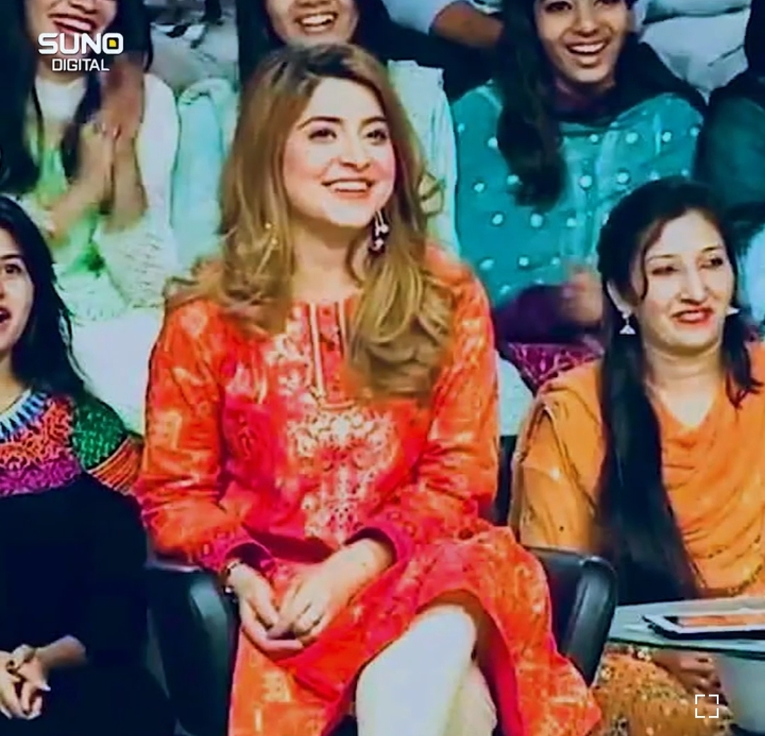 Former Mazaqraat Anchor Reveals Her Salary | Reviewit.pk