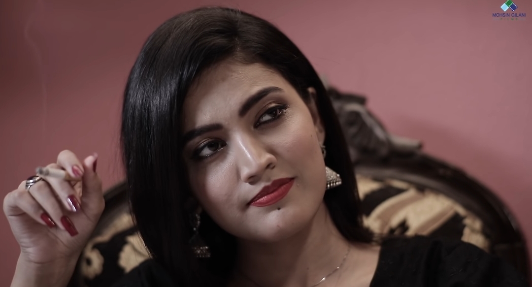 Sistrology Fame Iqra Kanwal's Controversial Scene From Short Film | Reviewit.pk