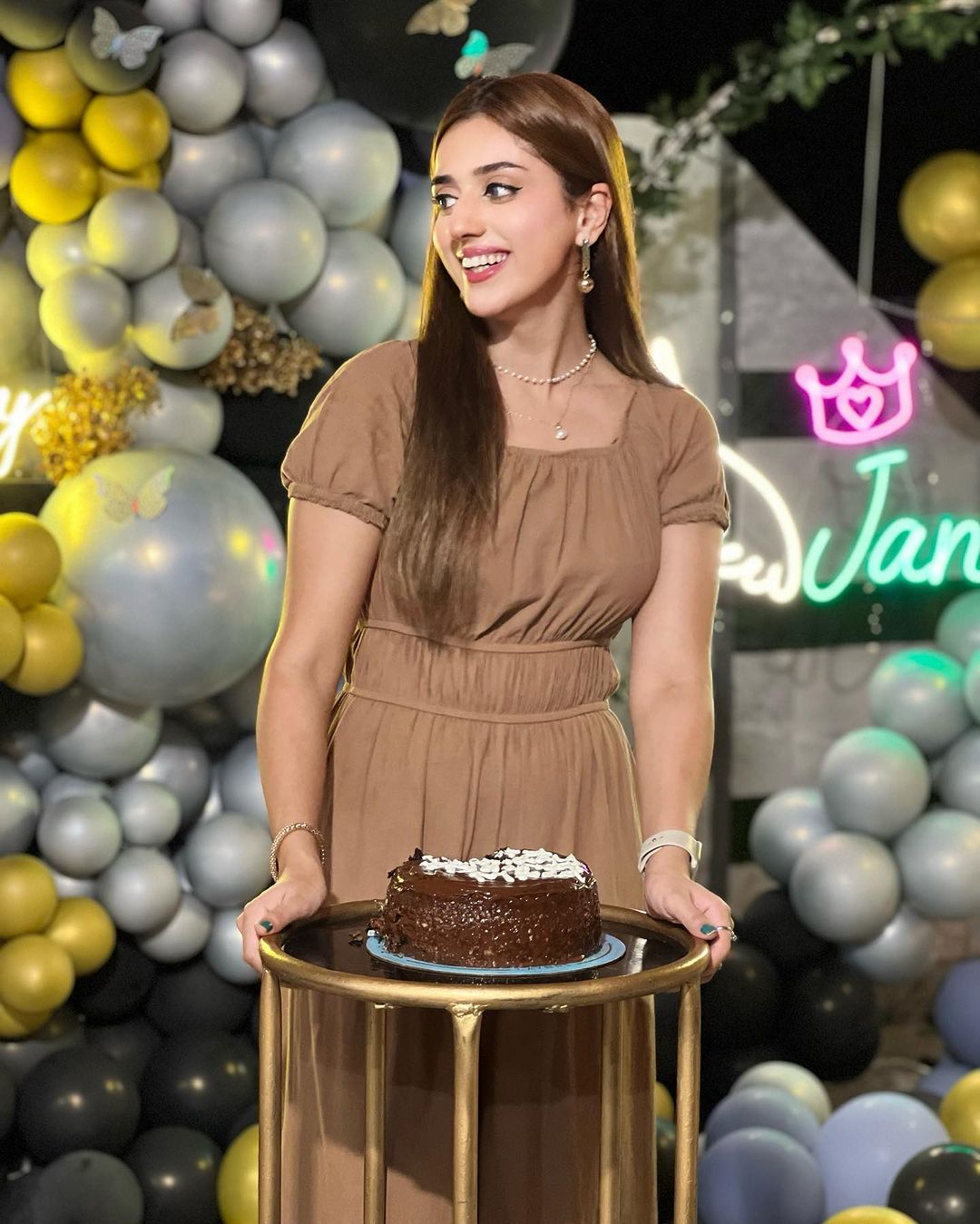 Jannat Mirza Celebrates Birthday In Style | Reviewit.pk