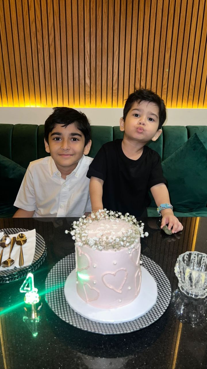 Junaid Khan's Anniversary Celebrations With Family | Reviewit.pk