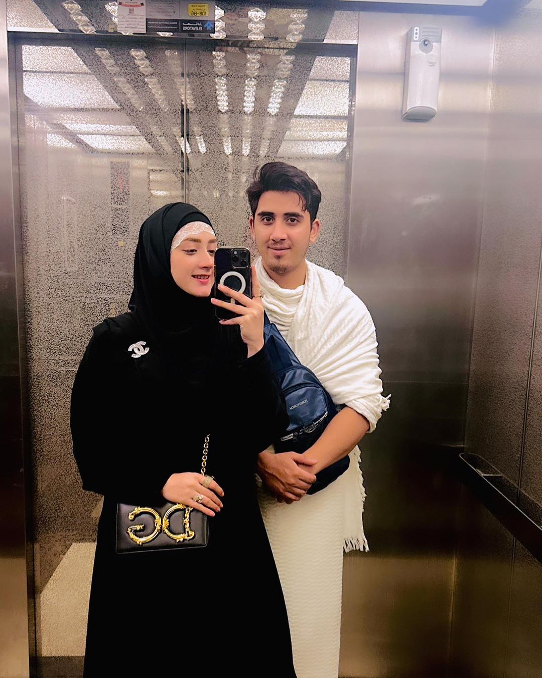 Momina Iqbal Pictures from Her Umrah Journey | Reviewit.pk