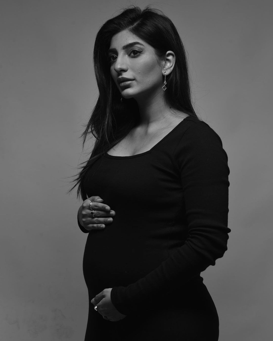 Mariam Ansari Replies To Critics Of Pregnancy Pictures | Reviewit.pk