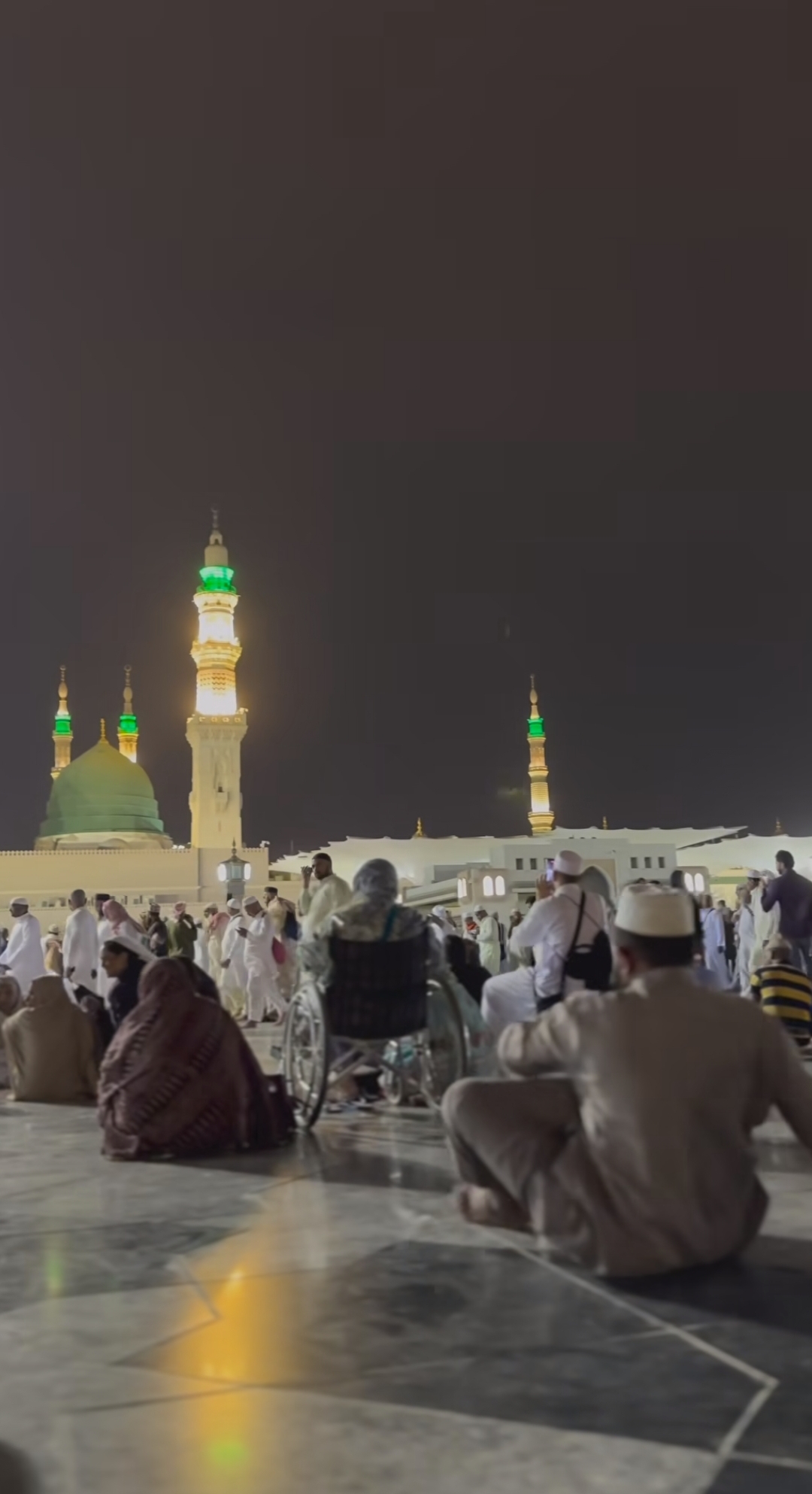 Heartwarming Video Of Junaid Jamshed Son From Madina Goes Viral ...