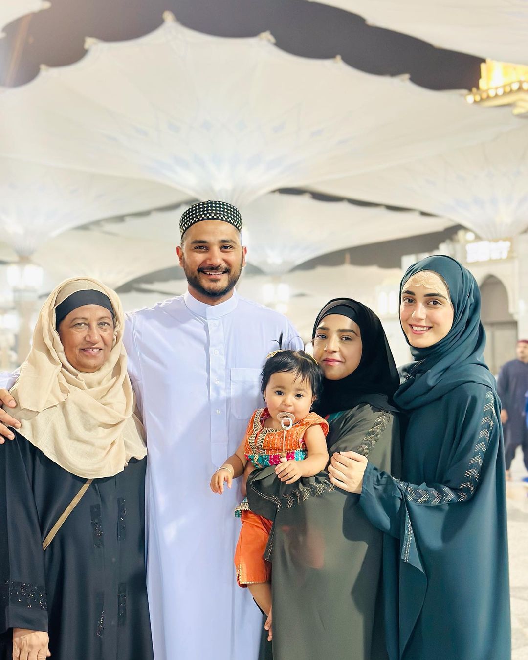 Maya Ali's Beautiful Family Pictures From Madinah | Reviewit.pk