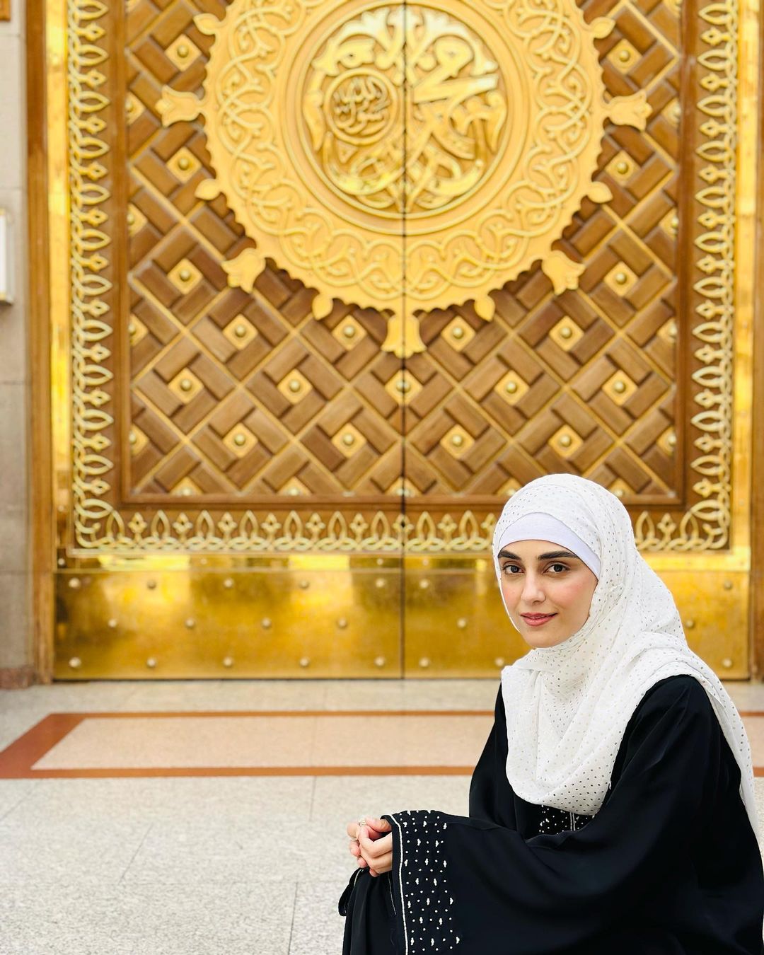 Maya Ali's Beautiful Family Pictures From Madinah | Reviewit.pk