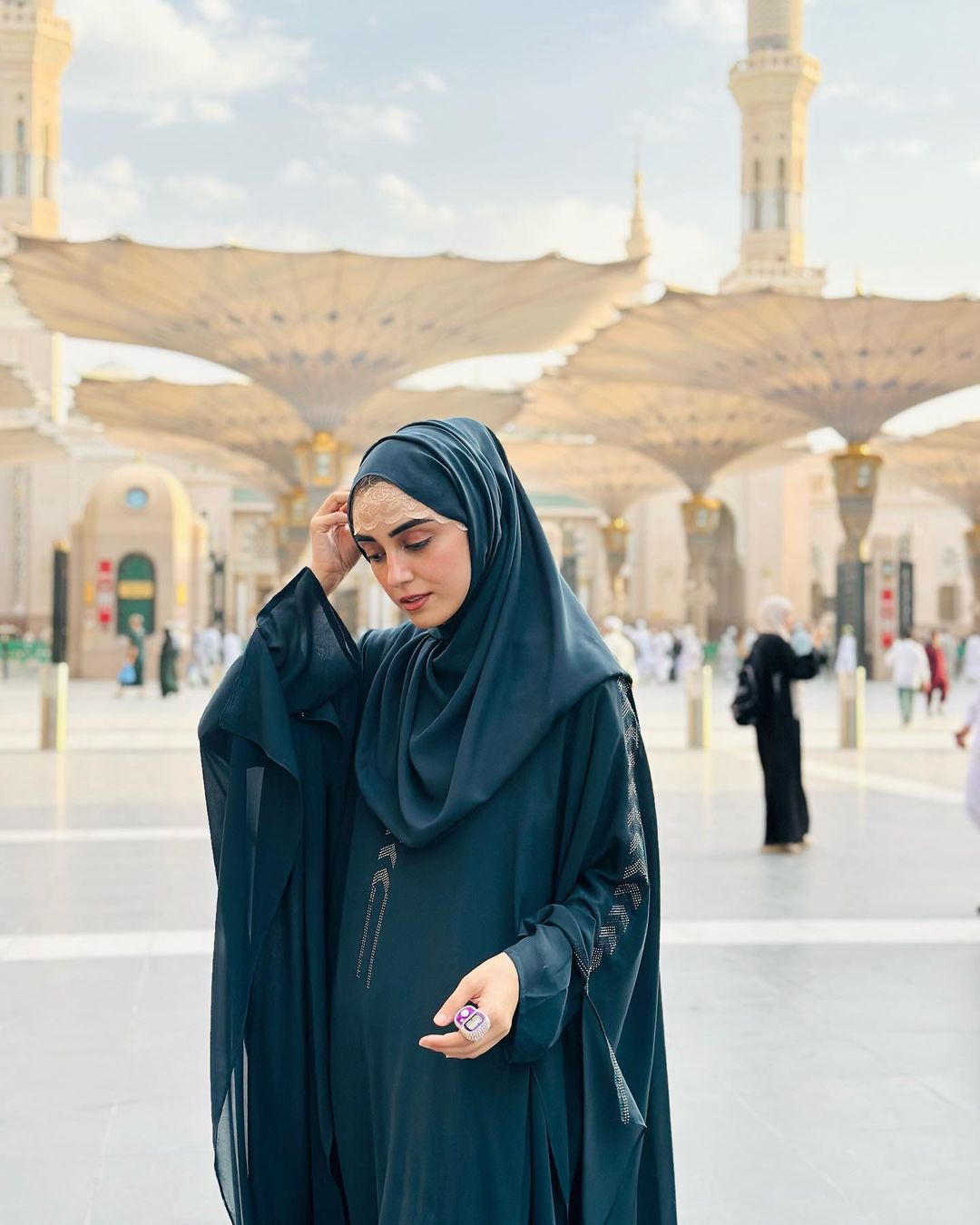 Maya Ali's Beautiful Family Pictures From Madinah | Reviewit.pk