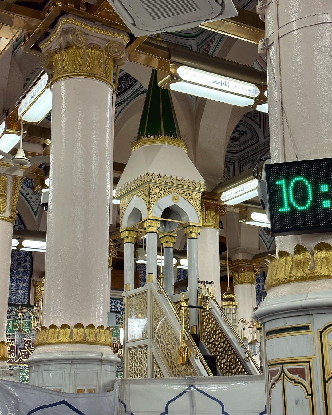 Maya Ali's Beautiful Family Pictures From Madinah | Reviewit.pk
