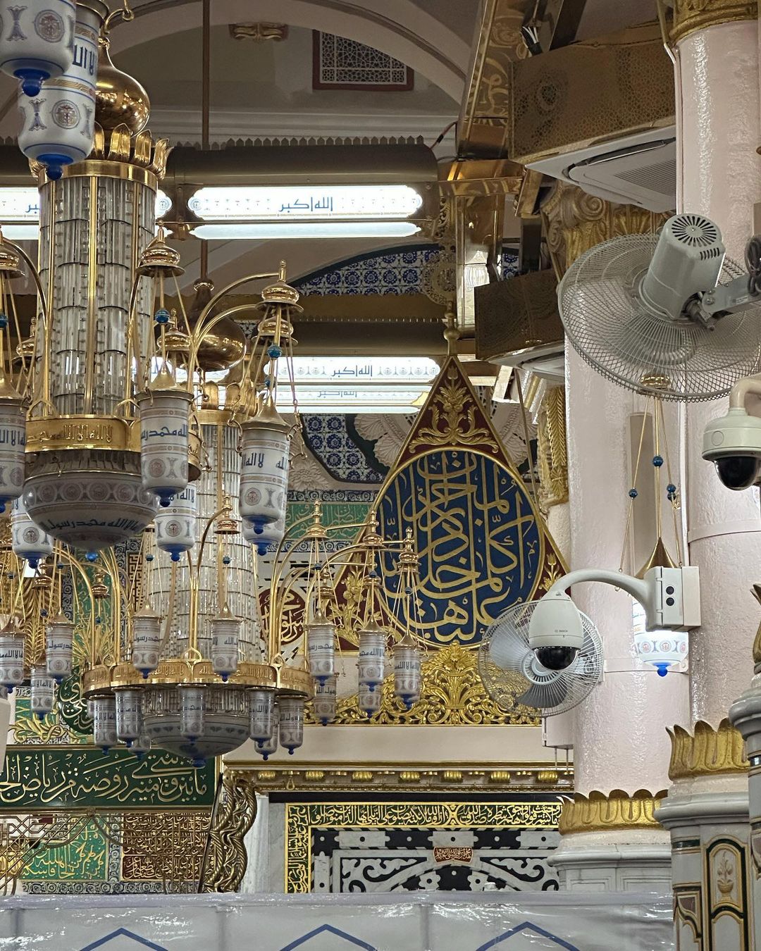 Maya Ali's Beautiful Family Pictures From Madinah | Reviewit.pk