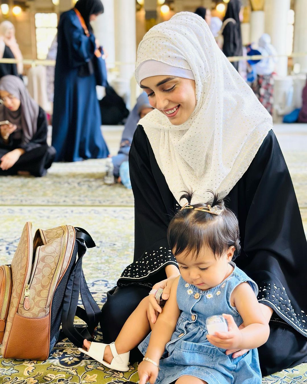 Maya Ali's Beautiful Family Pictures From Madinah | Reviewit.pk