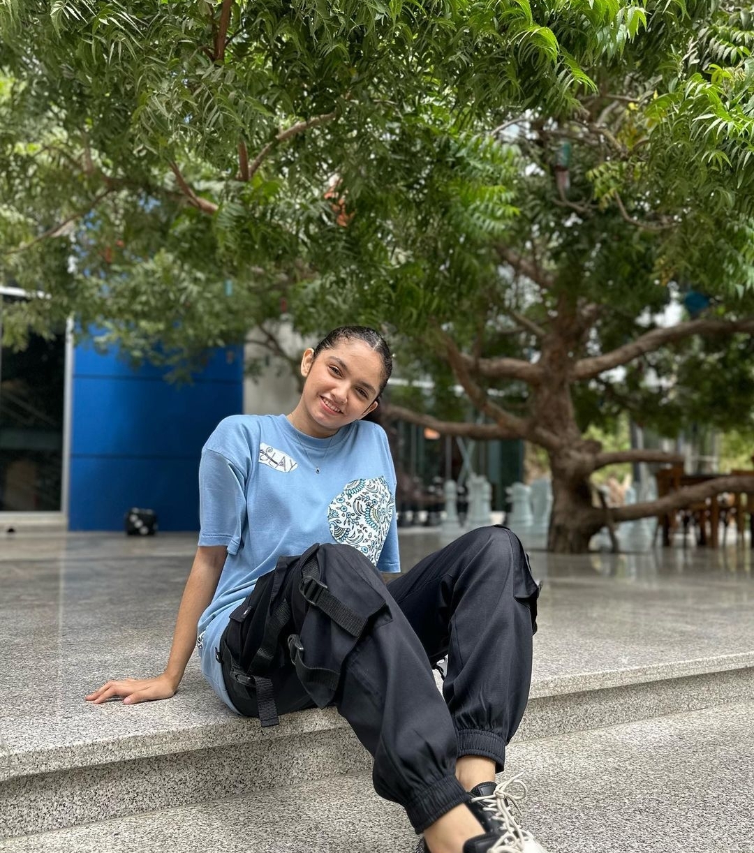 Aina Asif Shares Mayi Ri BTS Moments | Reviewit.pk