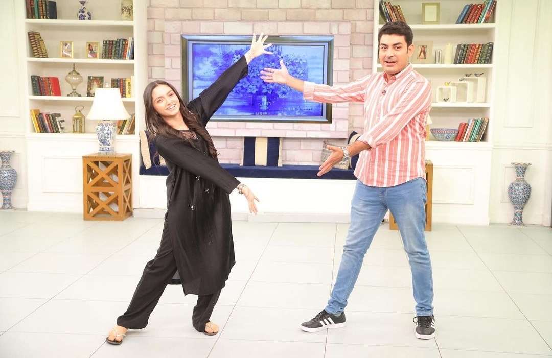 Aina Asif Shares Mayi Ri BTS Moments | Reviewit.pk