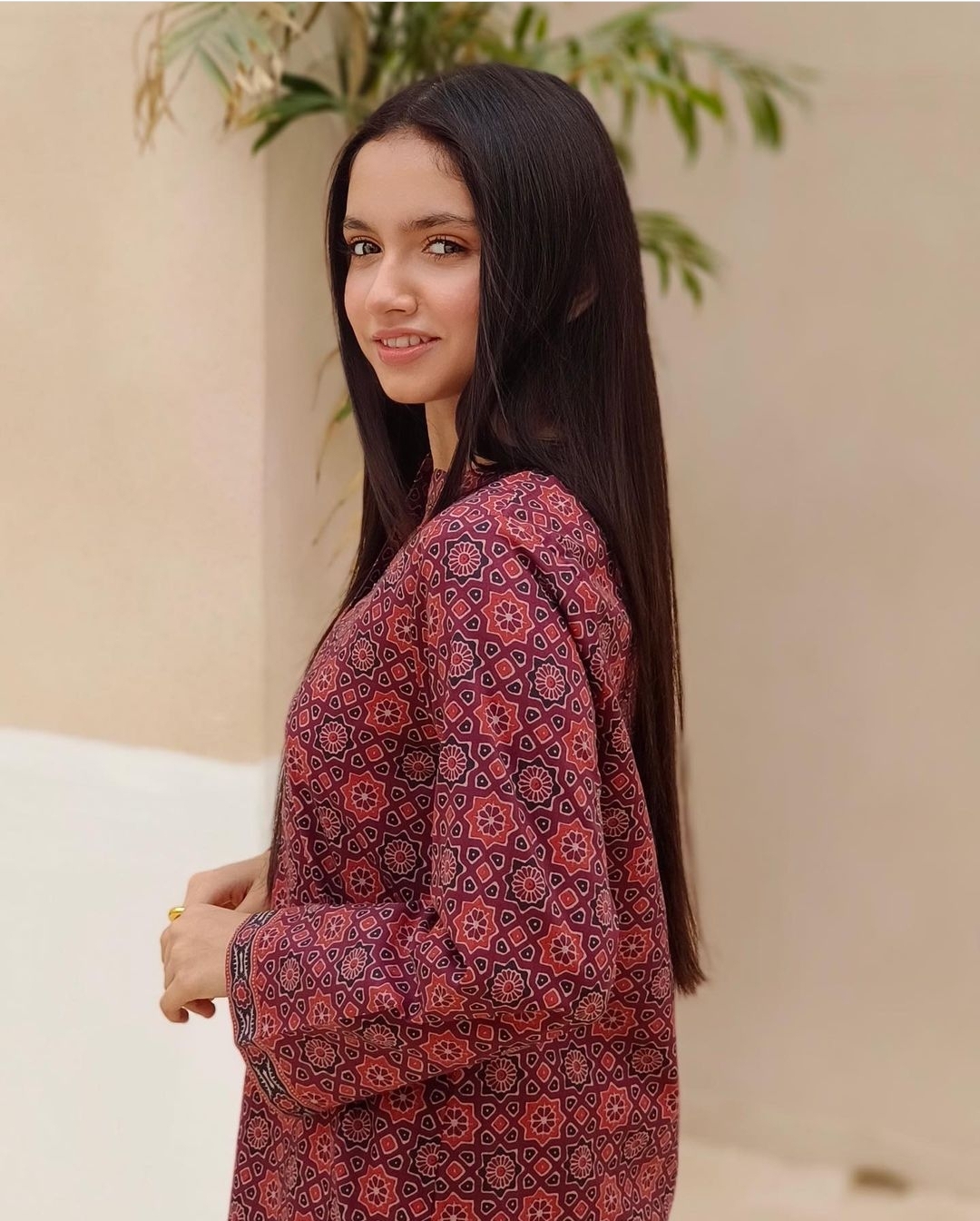 Aina Asif Shares Mayi Ri BTS Moments | Reviewit.pk