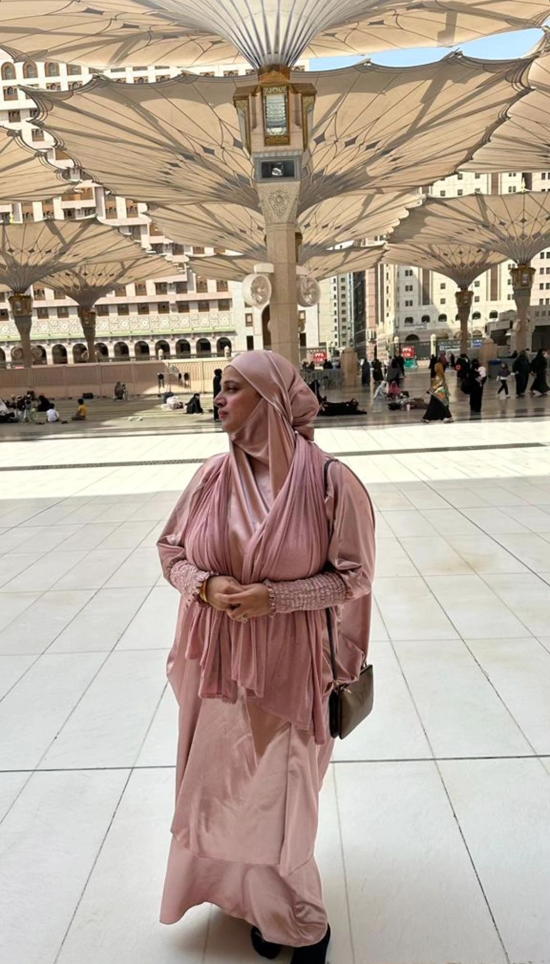 Noor Bukhari In Madina With Mother and Sister | Reviewit.pk