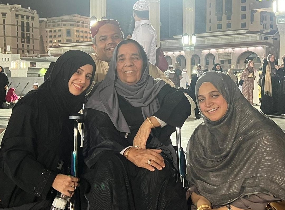 Noor Bukhari In Madina With Mother and Sister | Reviewit.pk