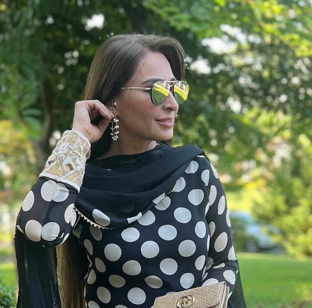 Reema Khan Gorgeous New Pictures From USA | Reviewit.pk