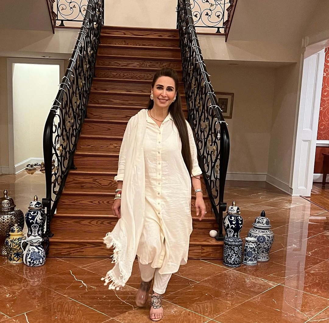 Reema Khan Gorgeous New Pictures From USA | Reviewit.pk