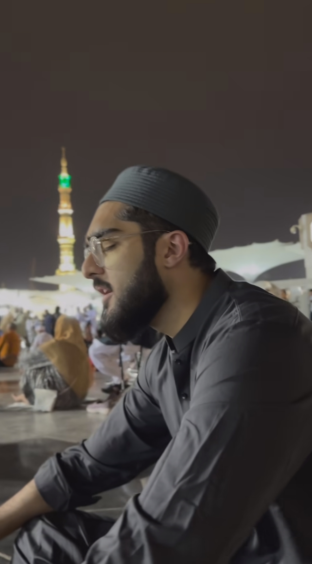 Heartwarming Video Of Junaid Jamshed Son From Madina Goes Viral ...