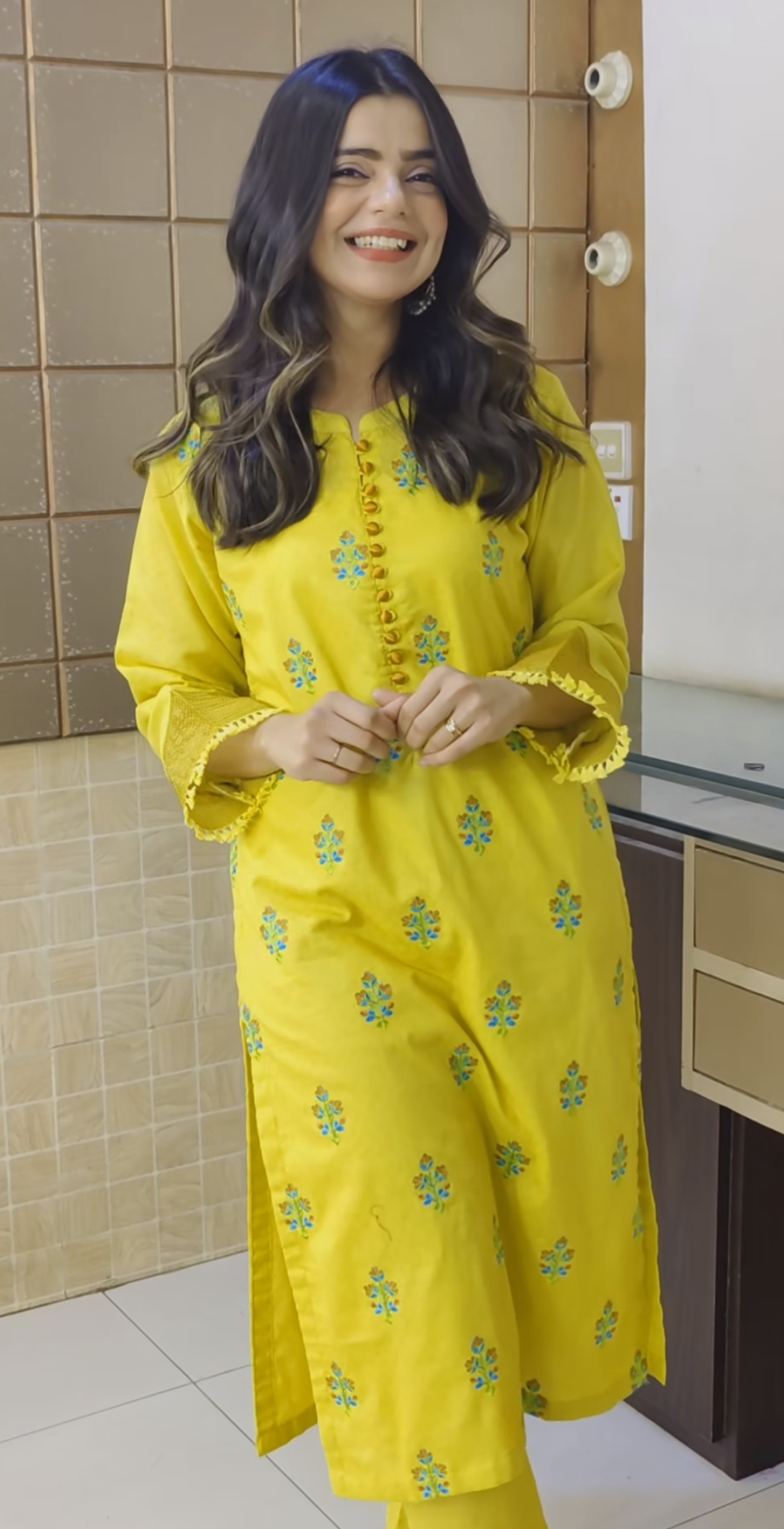 Srha Asghar New Adorable Family Pictures | Reviewit.pk