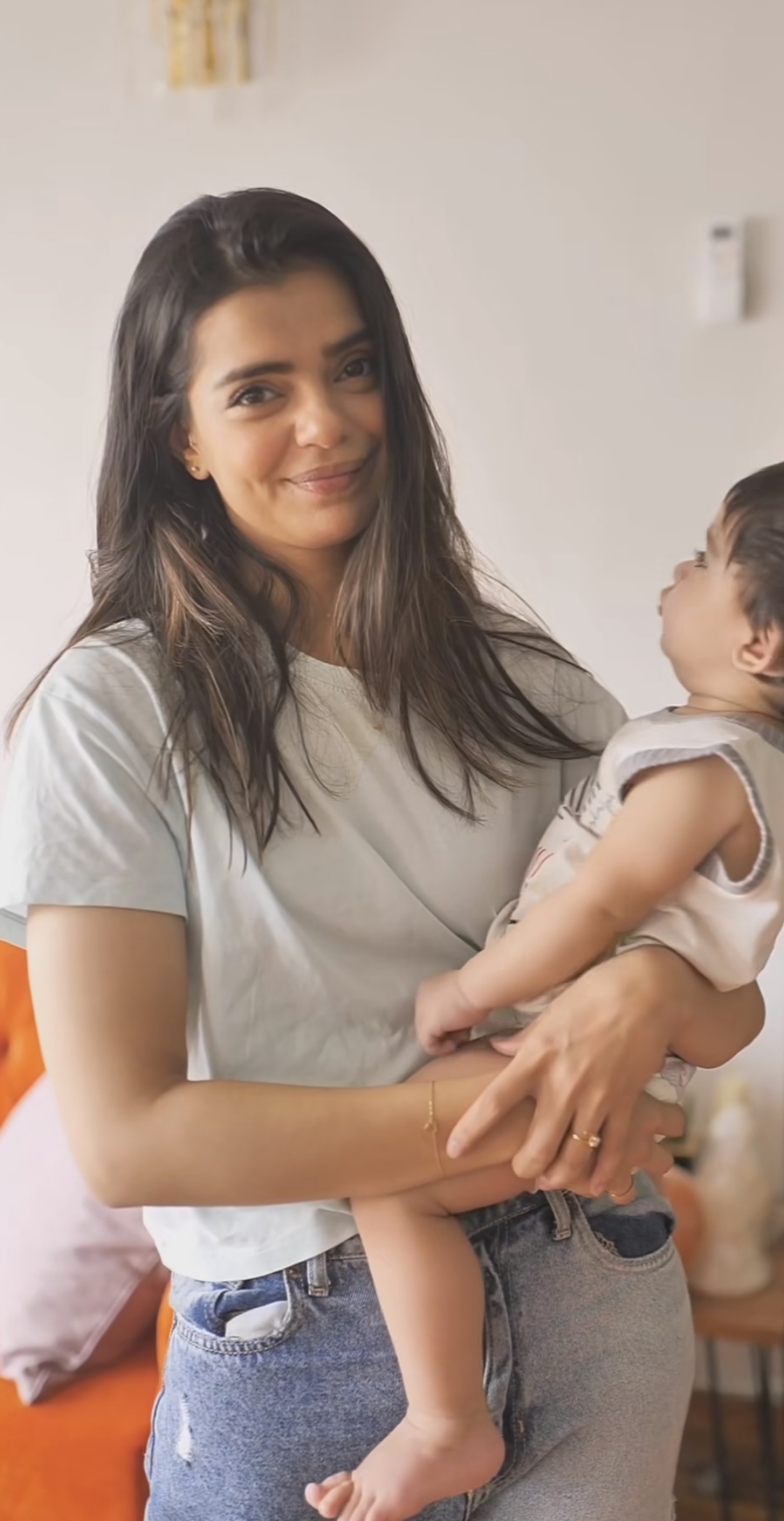 Srha Asghar New Adorable Family Pictures | Reviewit.pk