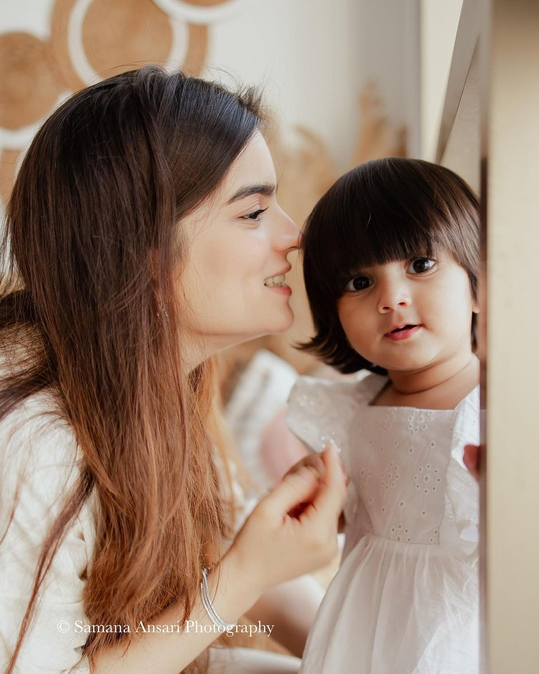 Syeda Aliza Sultan Adorable Pictures With Her Kids | Reviewit.pk