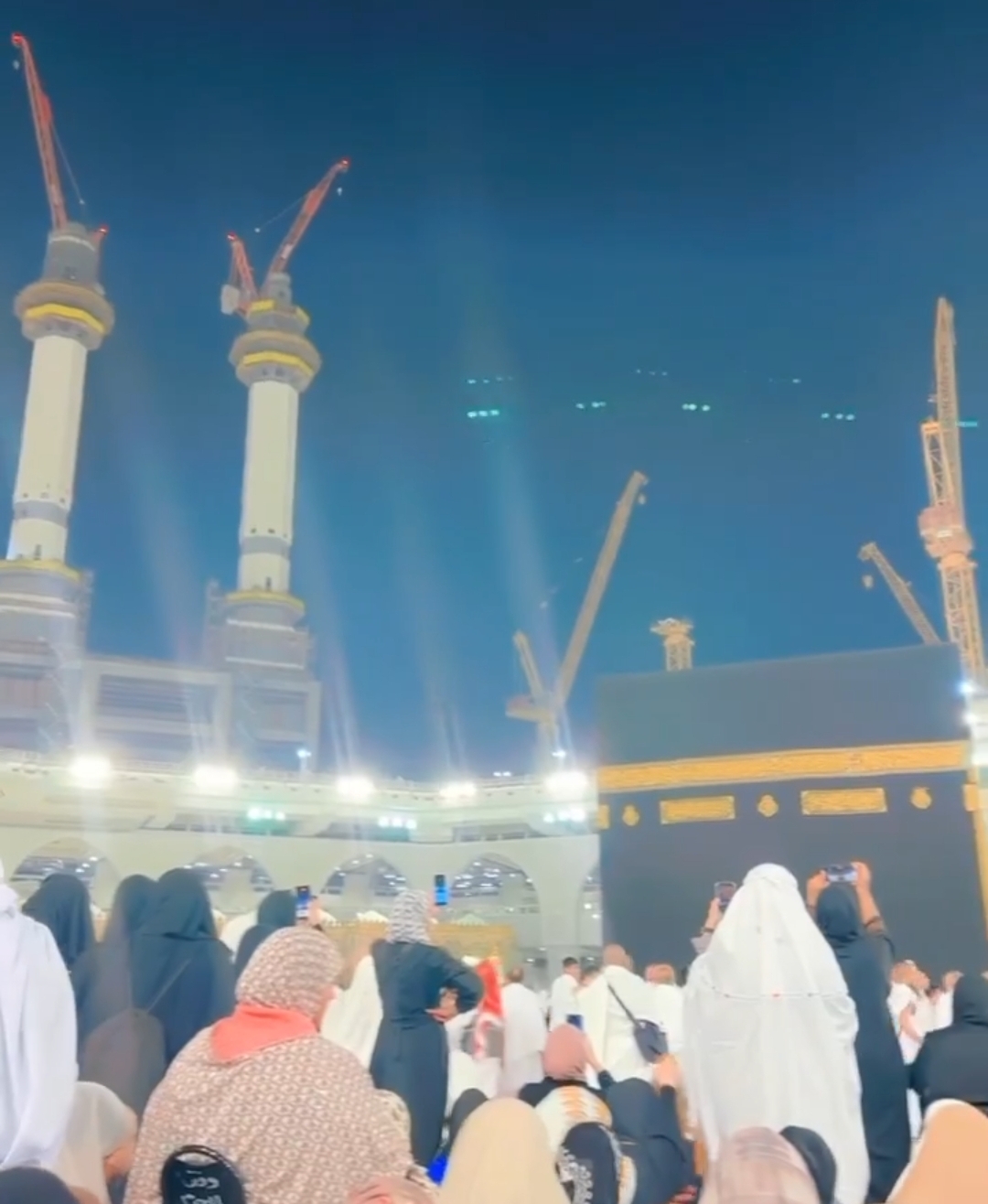 Maya Ali Umrah Journey Pictures With Family | Reviewit.pk