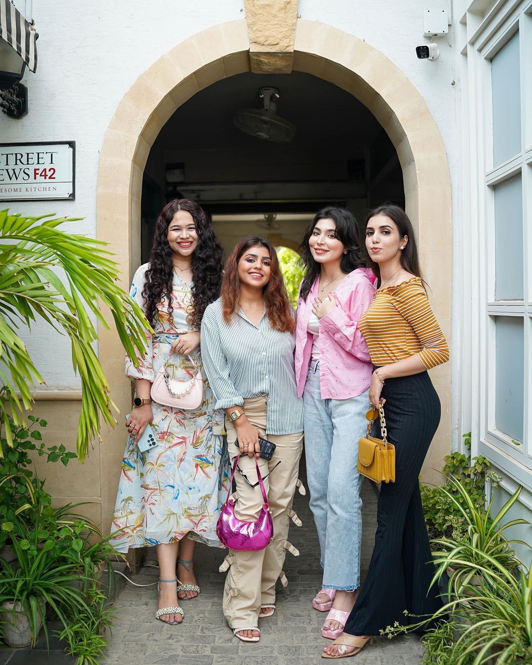 Adorable New Pictures of Gorgeous Anumta Qureshi | Reviewit.pk