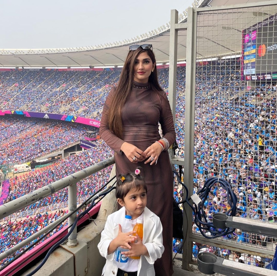 Hassan Ali Wife Shares Stunning Family Clicks From India | Reviewit.pk