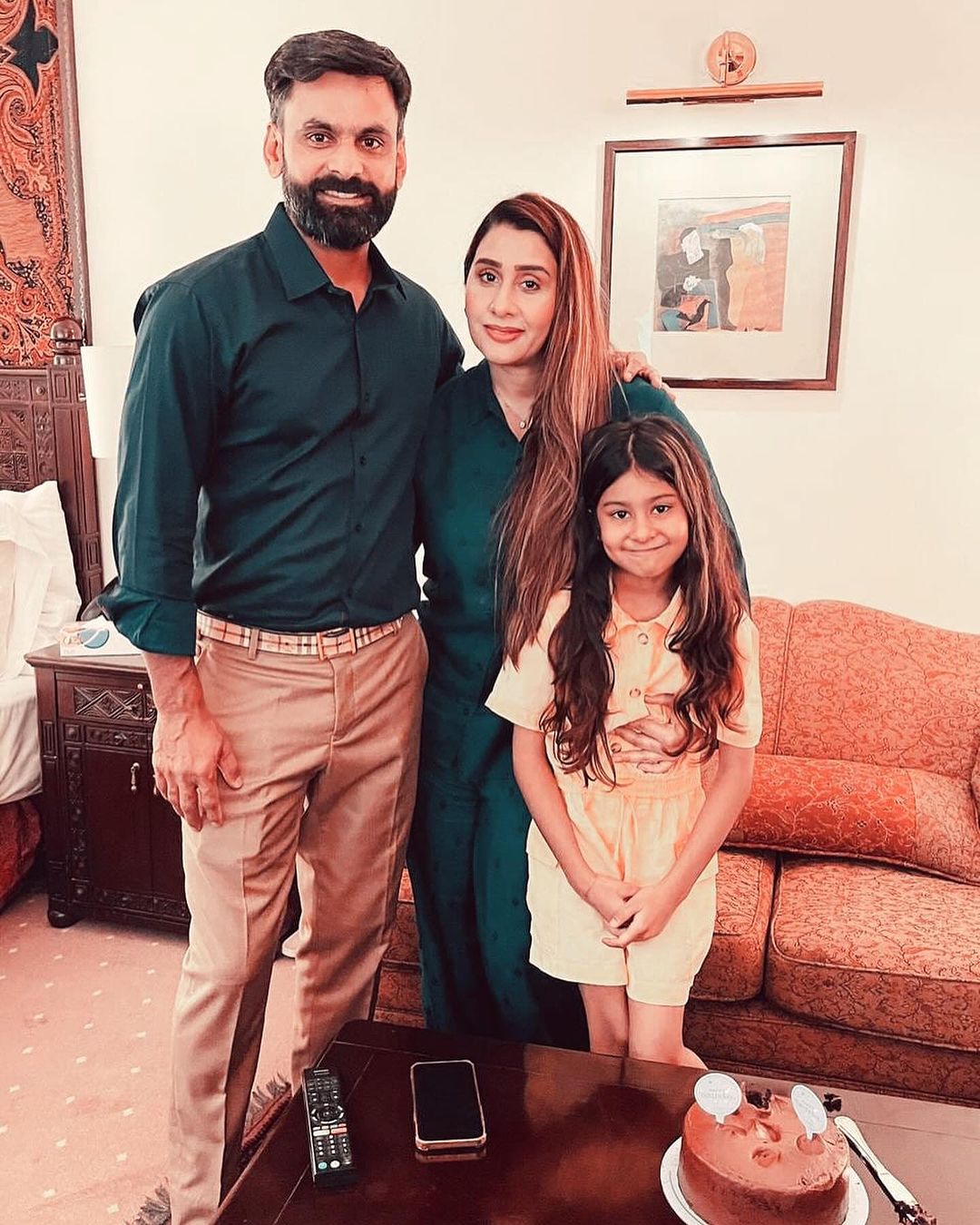 Mohammad Hafeez Celebrates His Cute Daughter's Birthday | Reviewit.pk