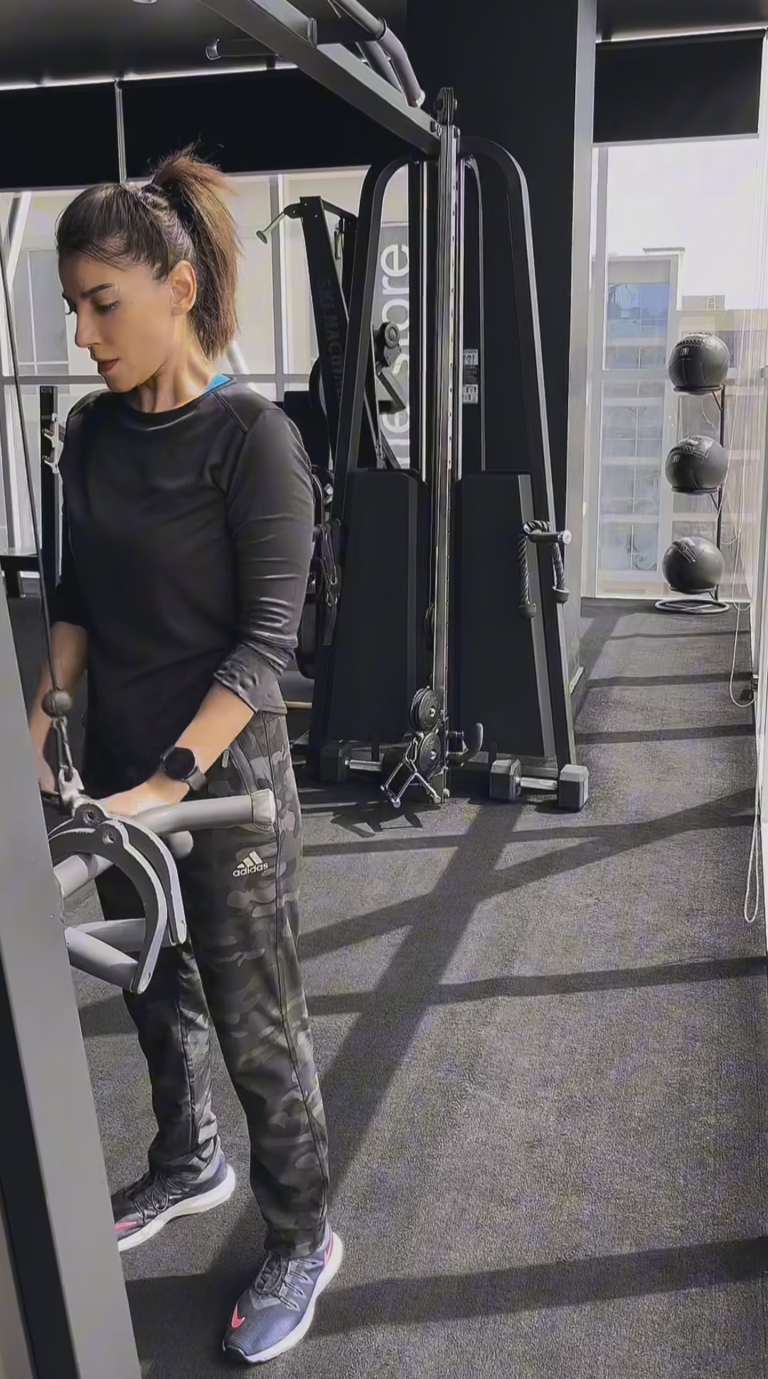 Navin Waqar's Gym Pictures & Instagram Reels | Reviewit.pk